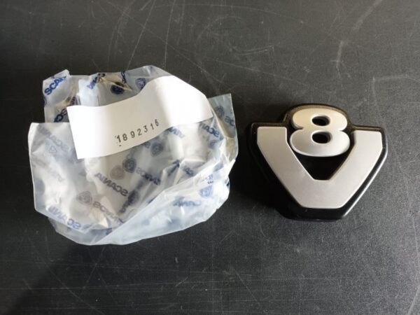 SCANIA 1892316 MODEL BADGE V8 - Mantas Service